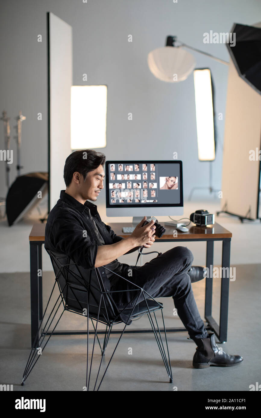 Photographer in studio Stock Photo - Alamy