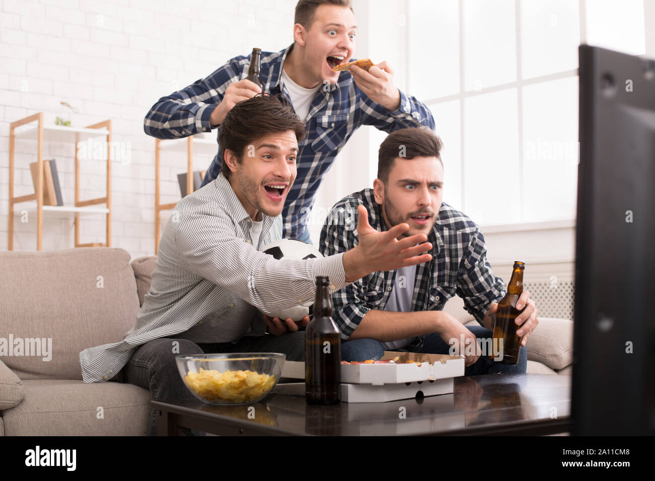 Cheering fans friends watching hi-res stock photography and images - Alamy