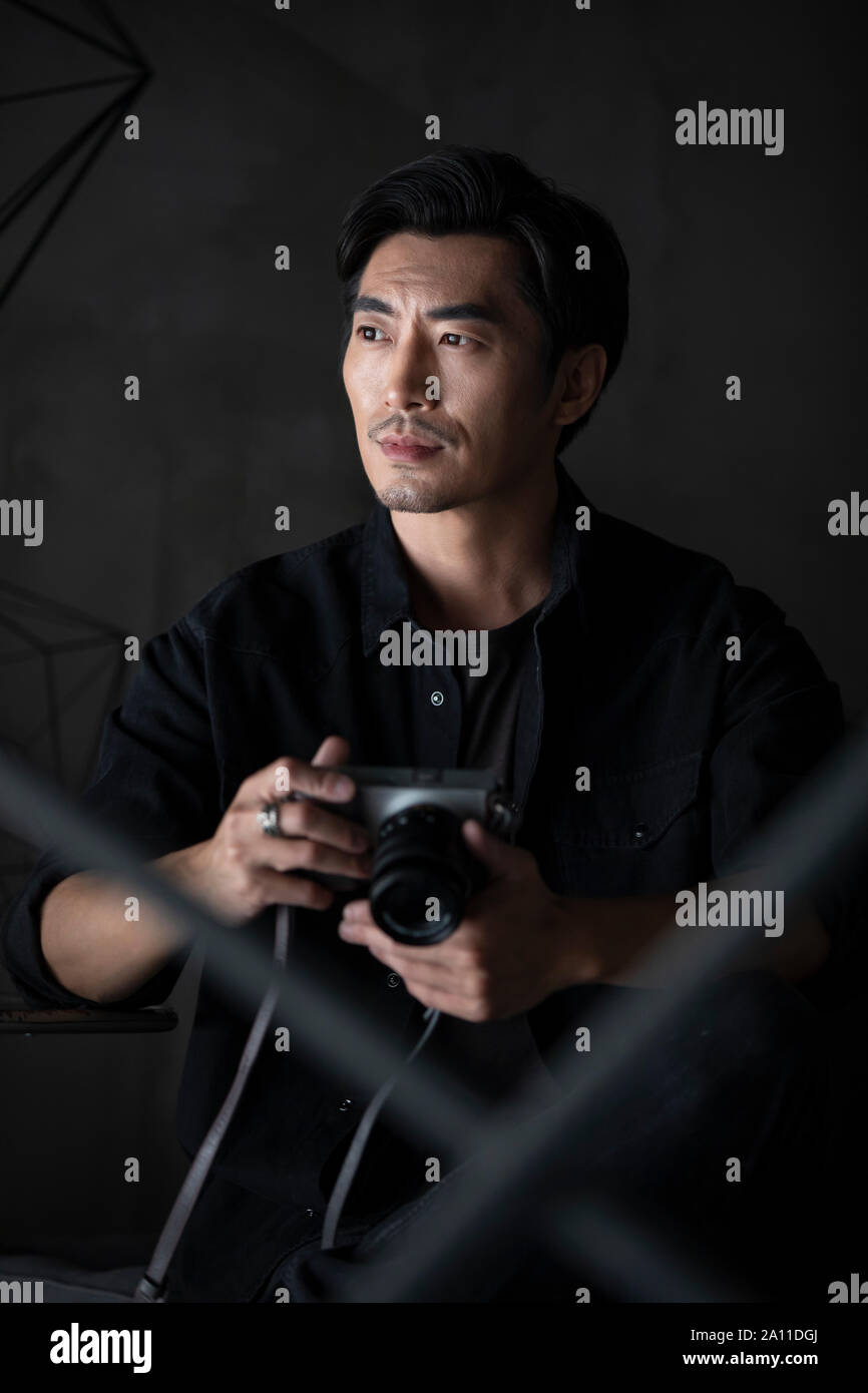 Photographer using camera in studio Stock Photo - Alamy