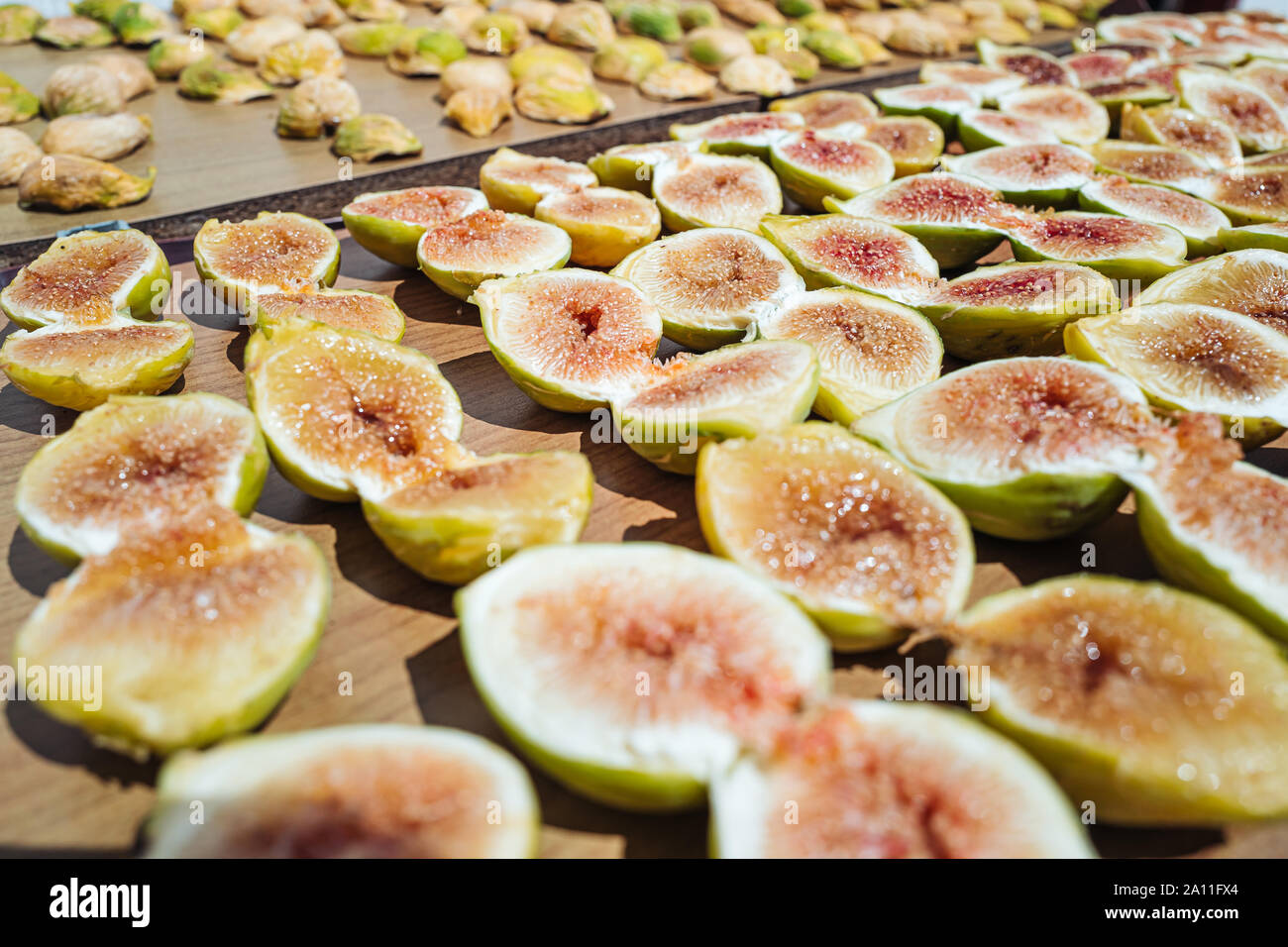 Fresh raw figs drying at the sun in Puglia, Italuy Stock Photo - Alamy