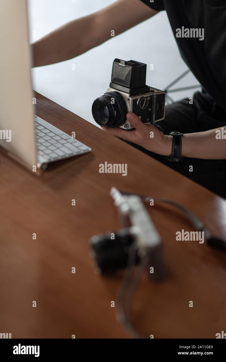 Photographers working in studio Stock Photo - Alamy