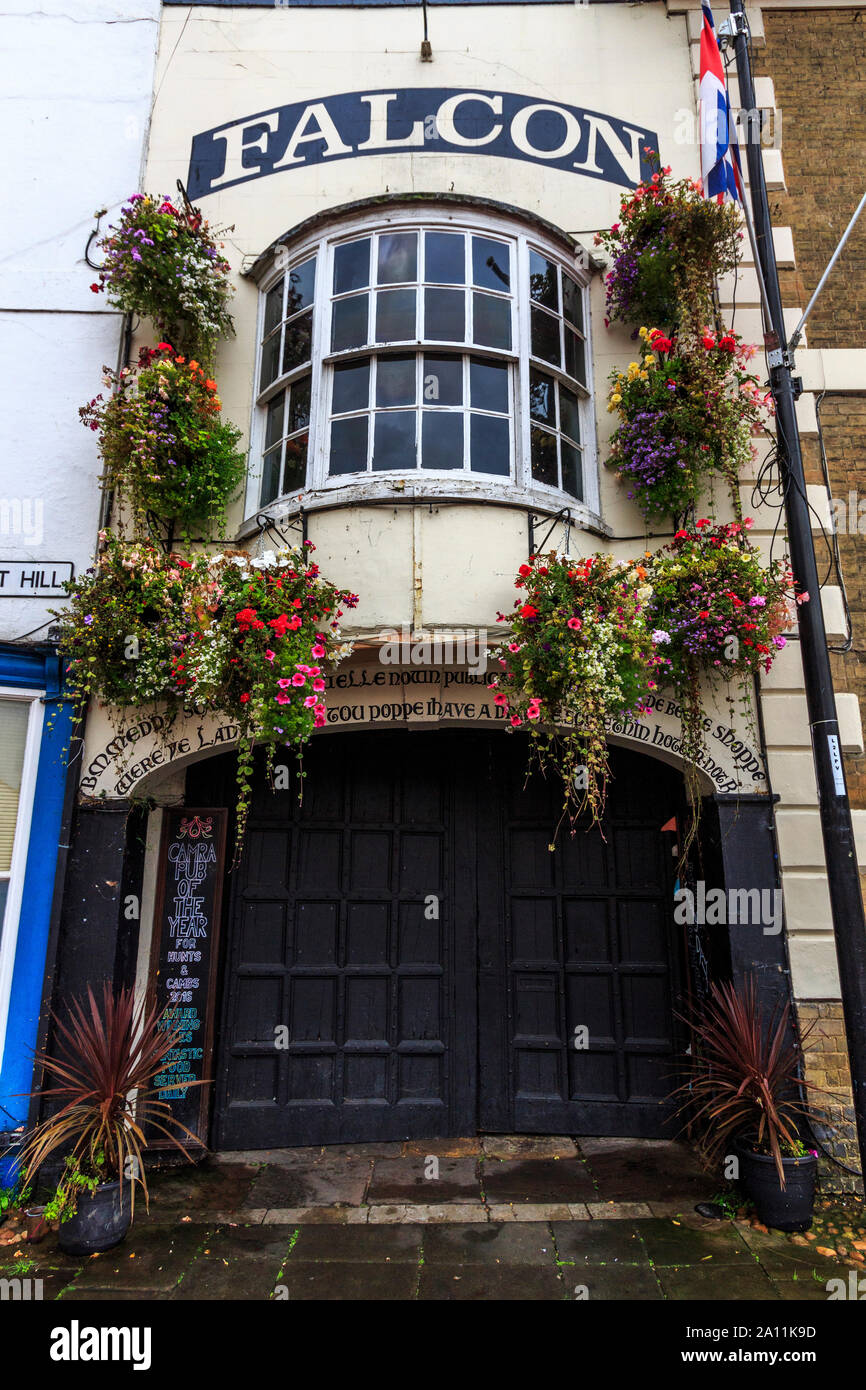 Huntingdon high street buildings hi-res stock photography and images ...