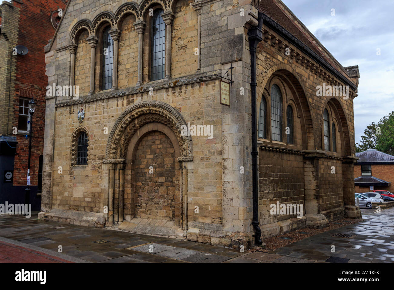 Huntingdon high street buildings hi-res stock photography and images ...
