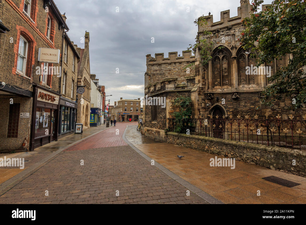 Huntingdon high street buildings hi-res stock photography and images ...