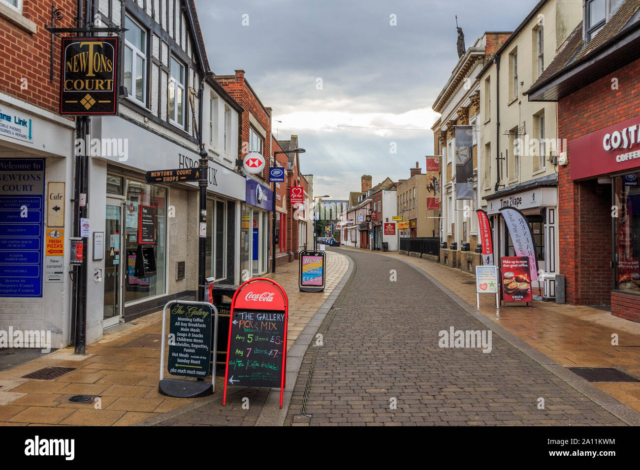 Huntingdon high street buildings hi-res stock photography and images ...