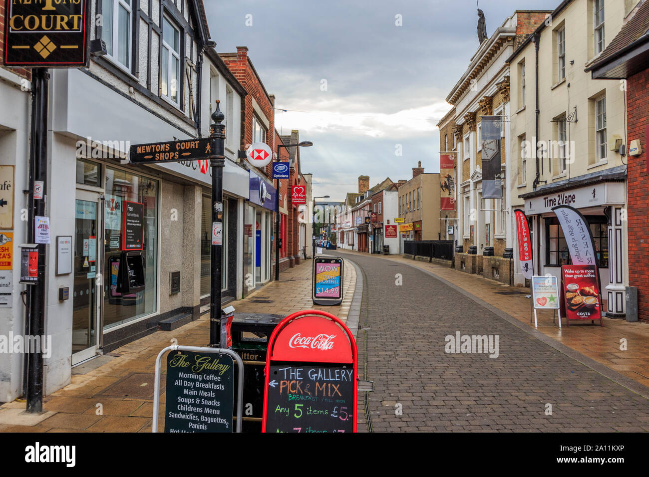 Huntingdon high street buildings hi-res stock photography and images ...