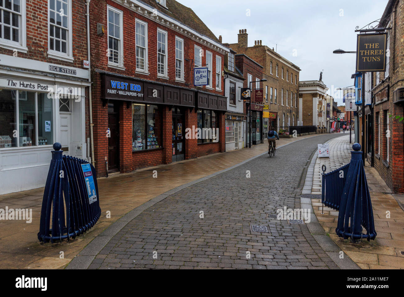 Huntingdon high street buildings hi-res stock photography and images ...