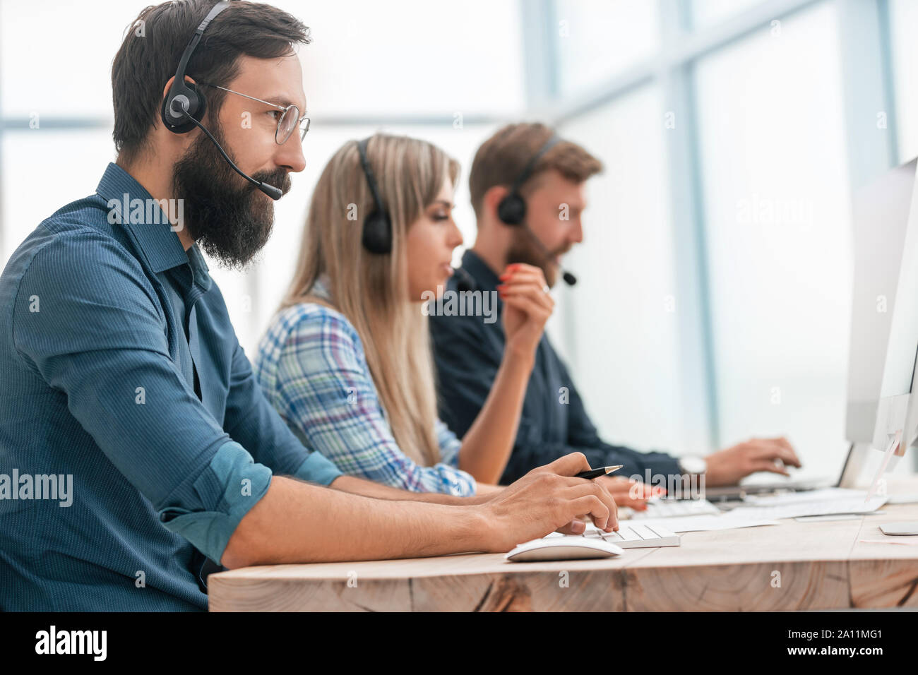 Call center operators using hi-res stock photography and images - Alamy