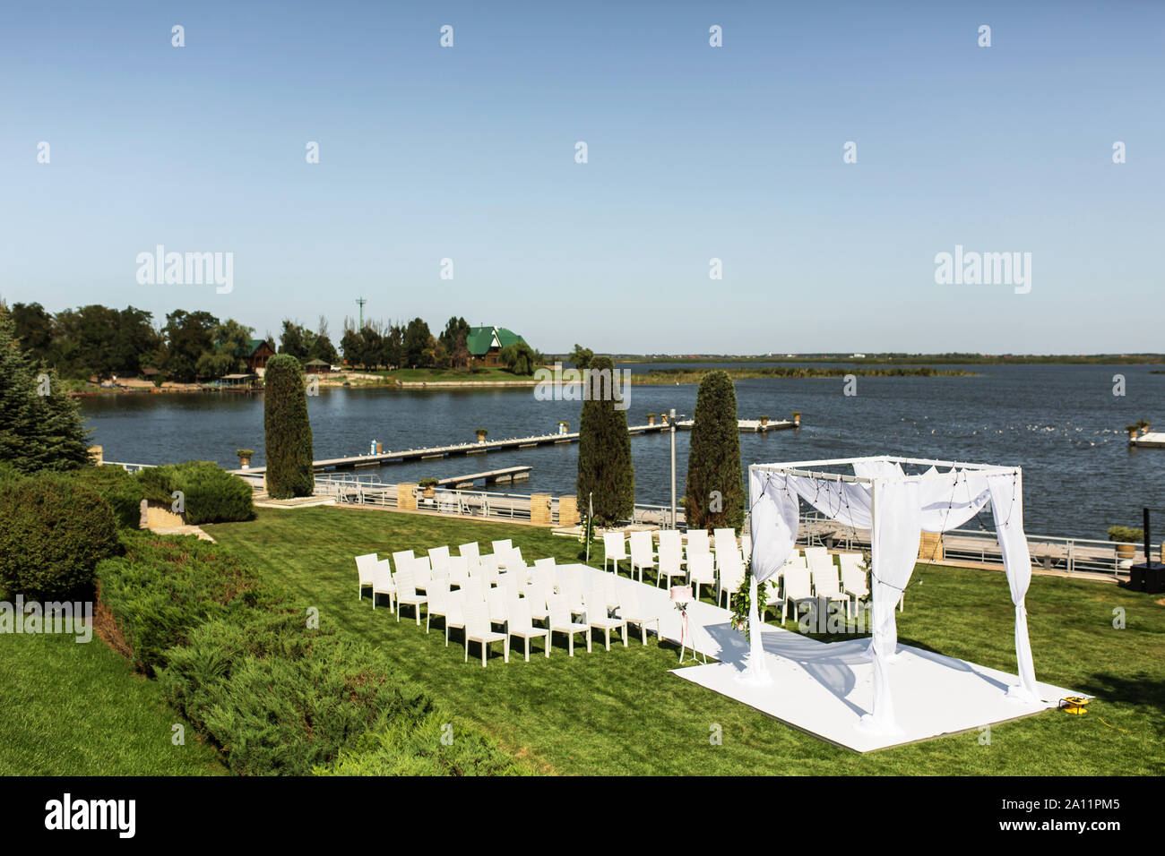 Beautiful outgoing wedding set up. Jewish Hupa on romantic wedding ...