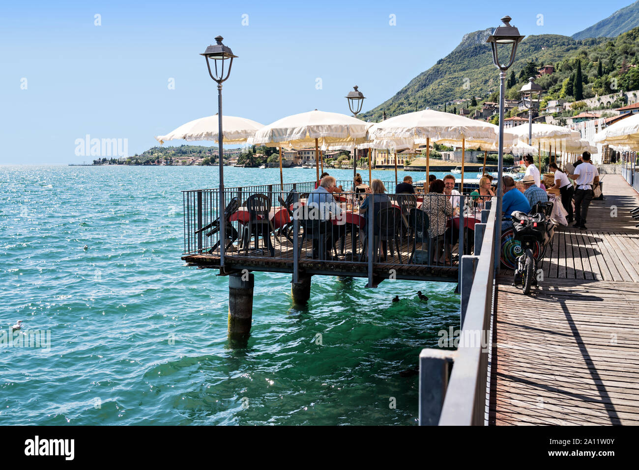 Restaurant overlooking water hi-res stock photography and images - Alamy