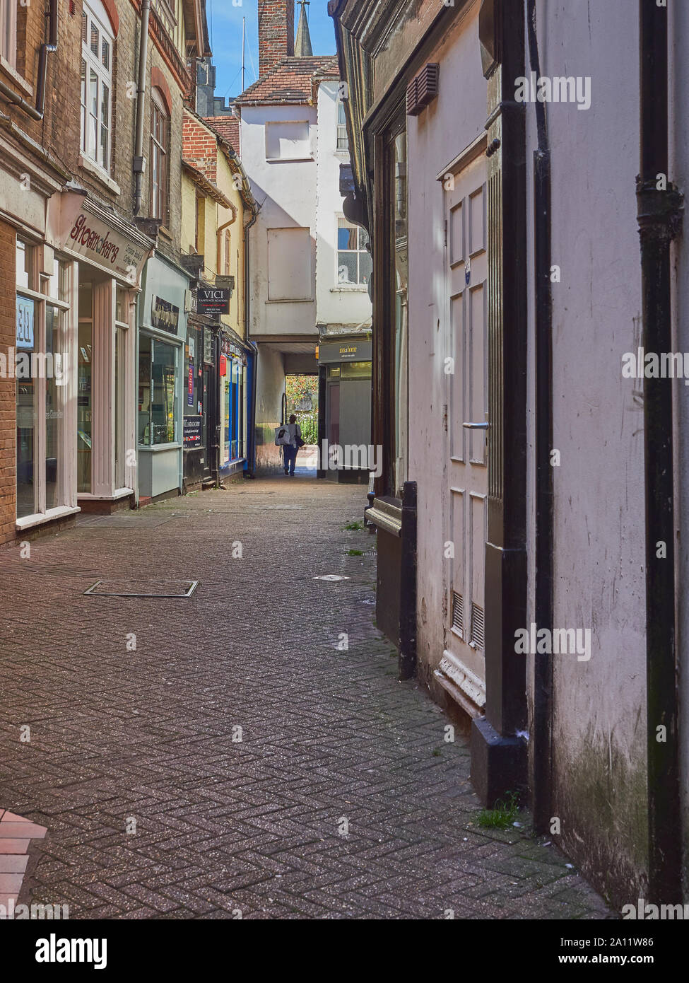 Small alley way hi-res stock photography and images - Alamy