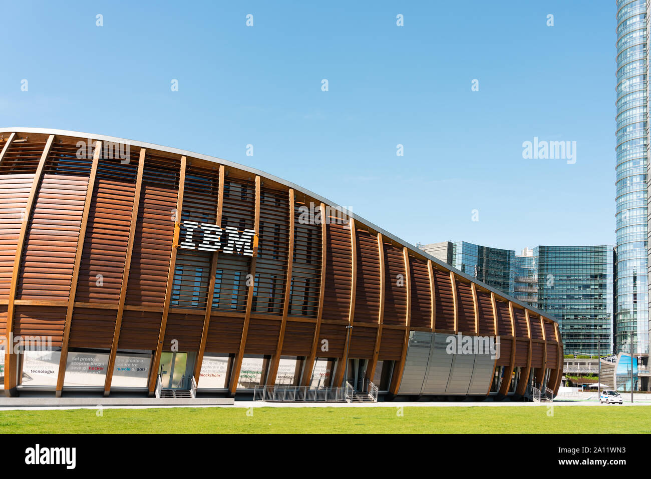 Ibm logo building hi-res stock photography and images - Alamy