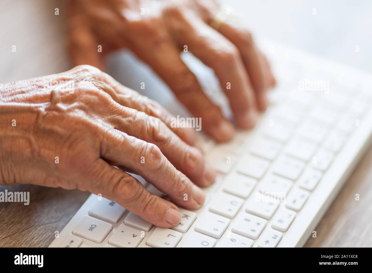 Technology class elderly hi-res stock photography and images - Alamy