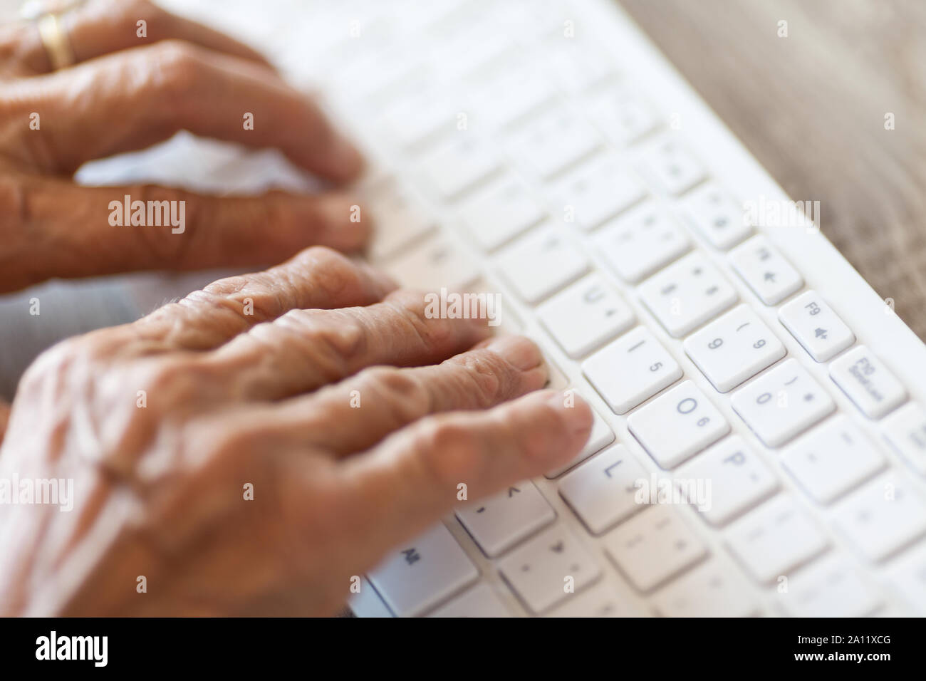 Technology class elderly hi-res stock photography and images - Alamy