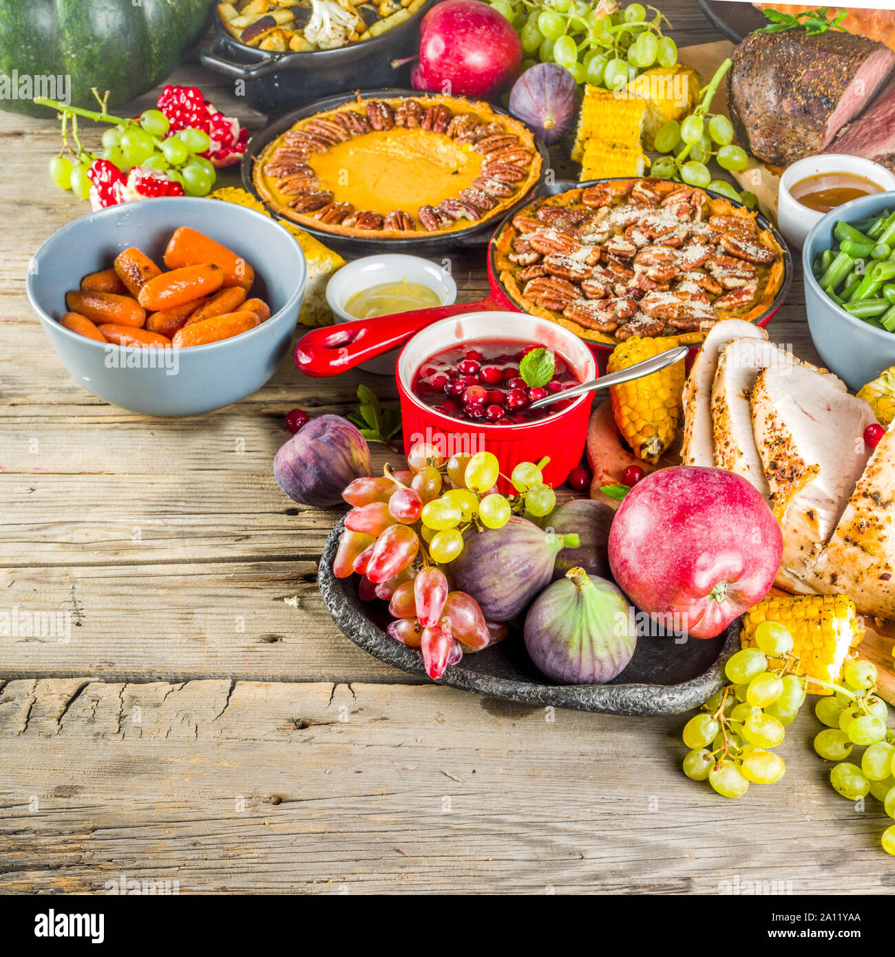 Thanksgiving family dinner setting concept. Traditional Thanksgiving ...