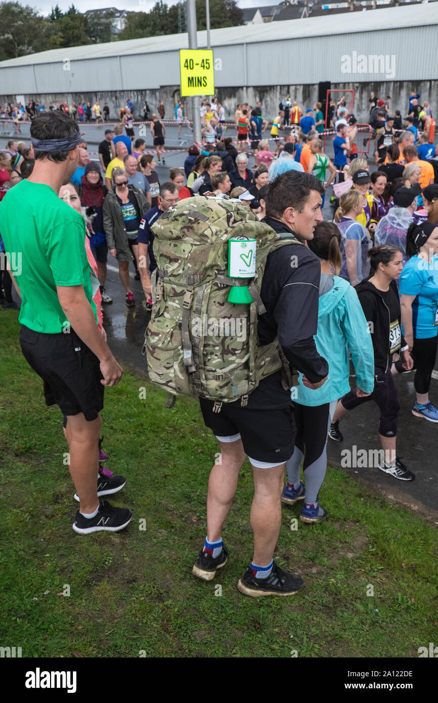 Runners running on rain hi-res stock photography and images - Alamy