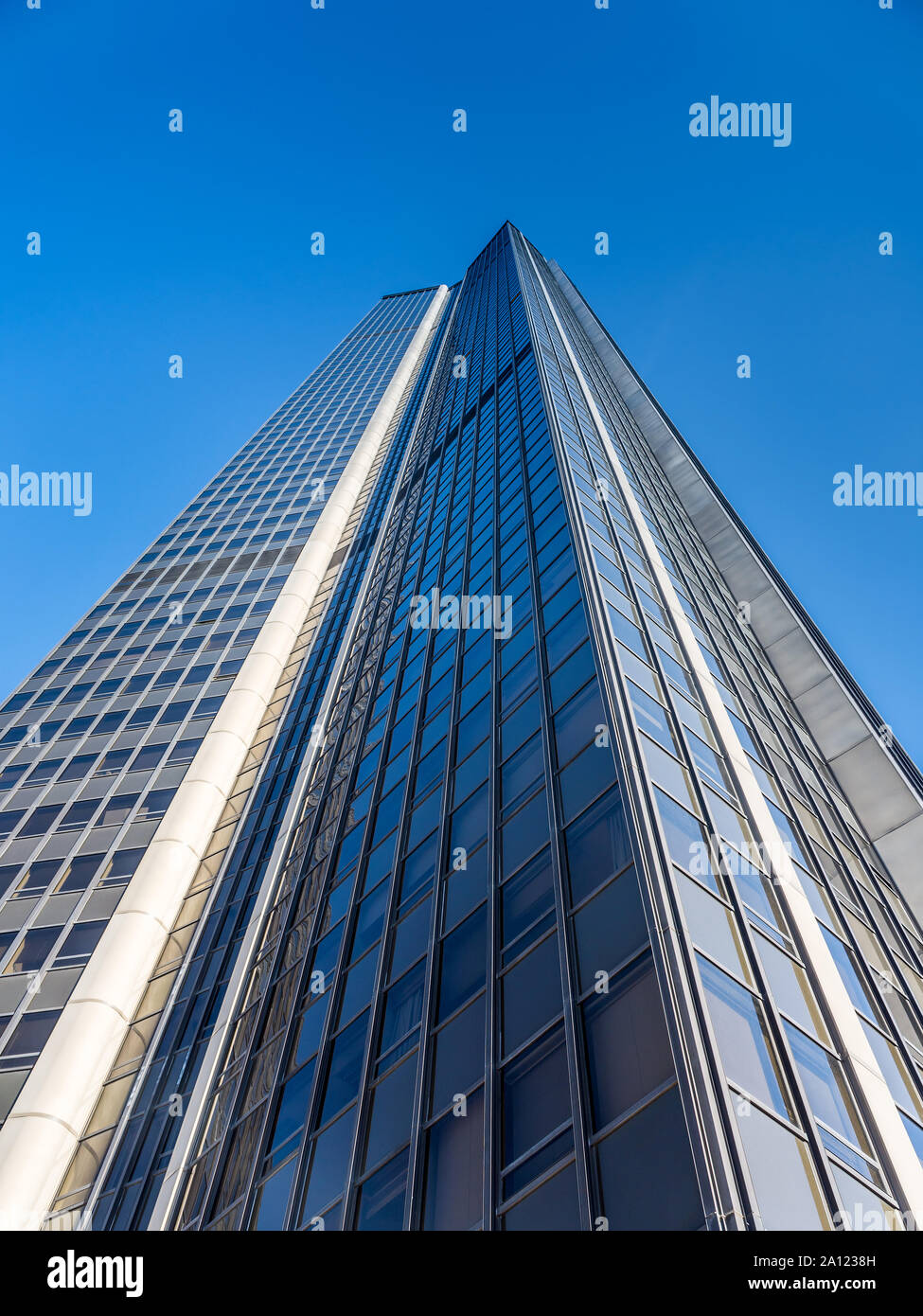 Tall glass tower block hi-res stock photography and images - Alamy