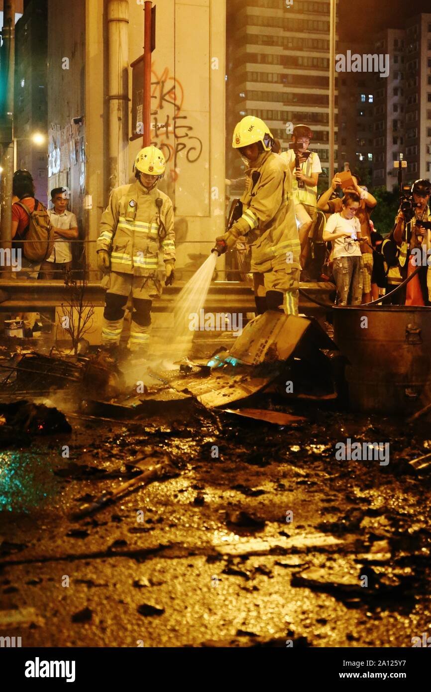 Hong Kong, China. 22nd Sep, 2019. Protesters set up the barricades and ...