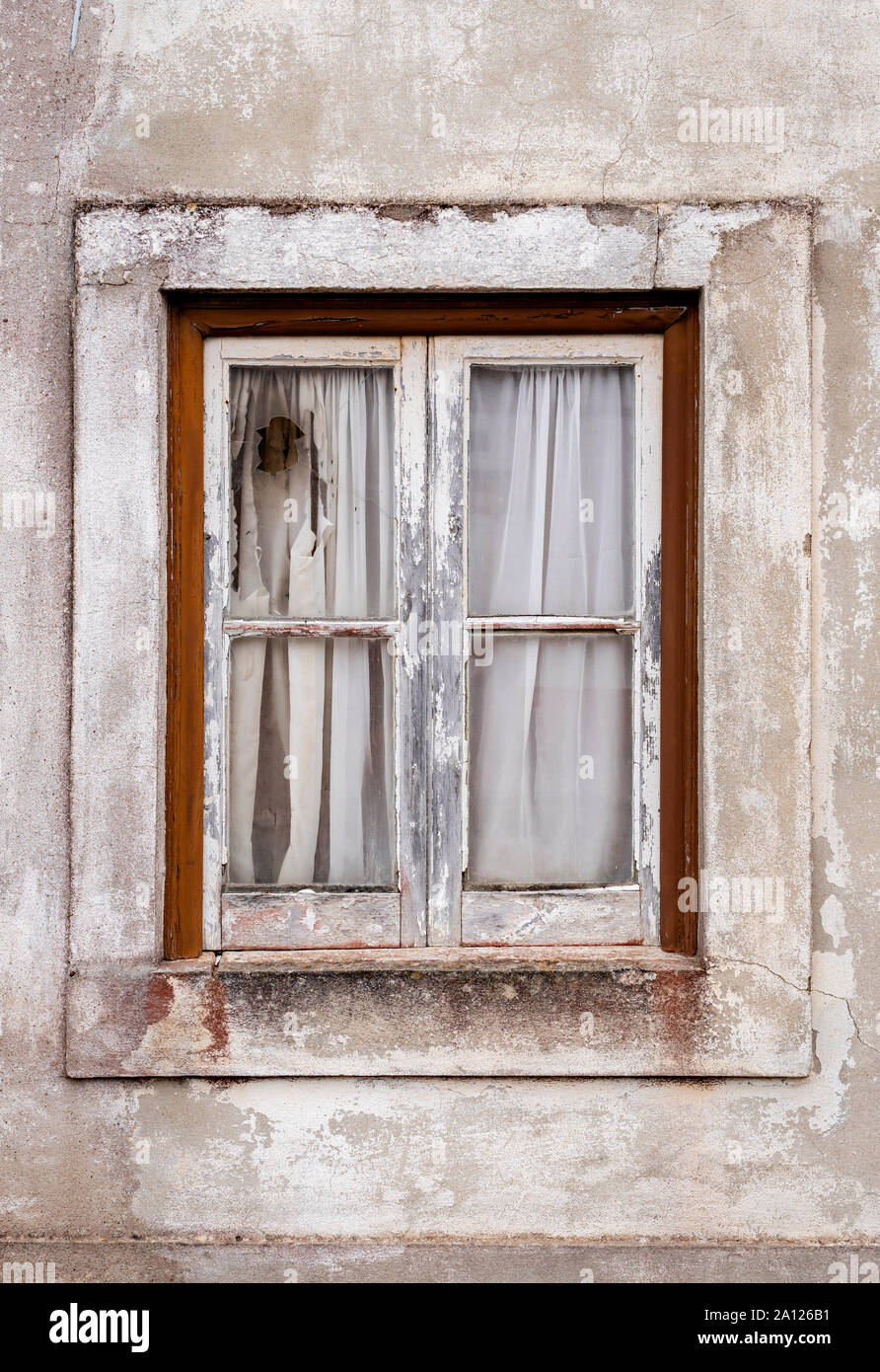 Old broken window hi-res stock photography and images - Alamy