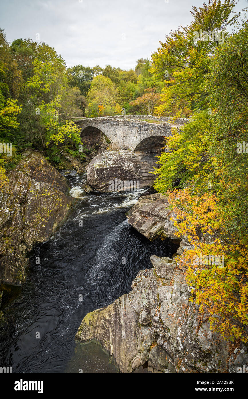 Invermoriston town in Scottish Highlands. Autumnal colours and nature ...