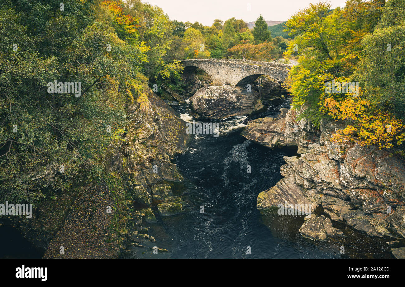 Invermoriston town in Scottish Highlands. Autumnal colours and nature ...