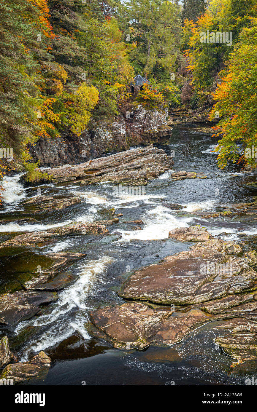Invermoriston town in Scottish Highlands. Autumnal colours and nature ...