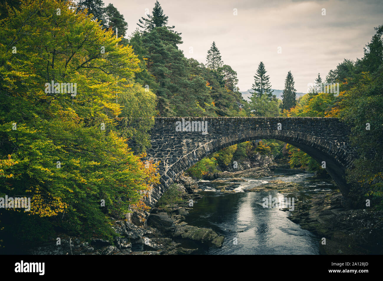 Invermoriston town in Scottish Highlands. Autumnal colours and nature ...