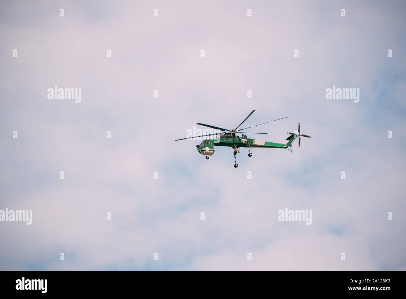 Flying crane hi-res stock photography and images - Alamy