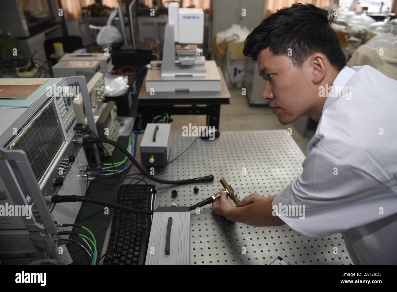 (190923) -- CHENGDU, Sept. 23, 2019 (Xinhua) -- Zhang Chaoyang, a ...