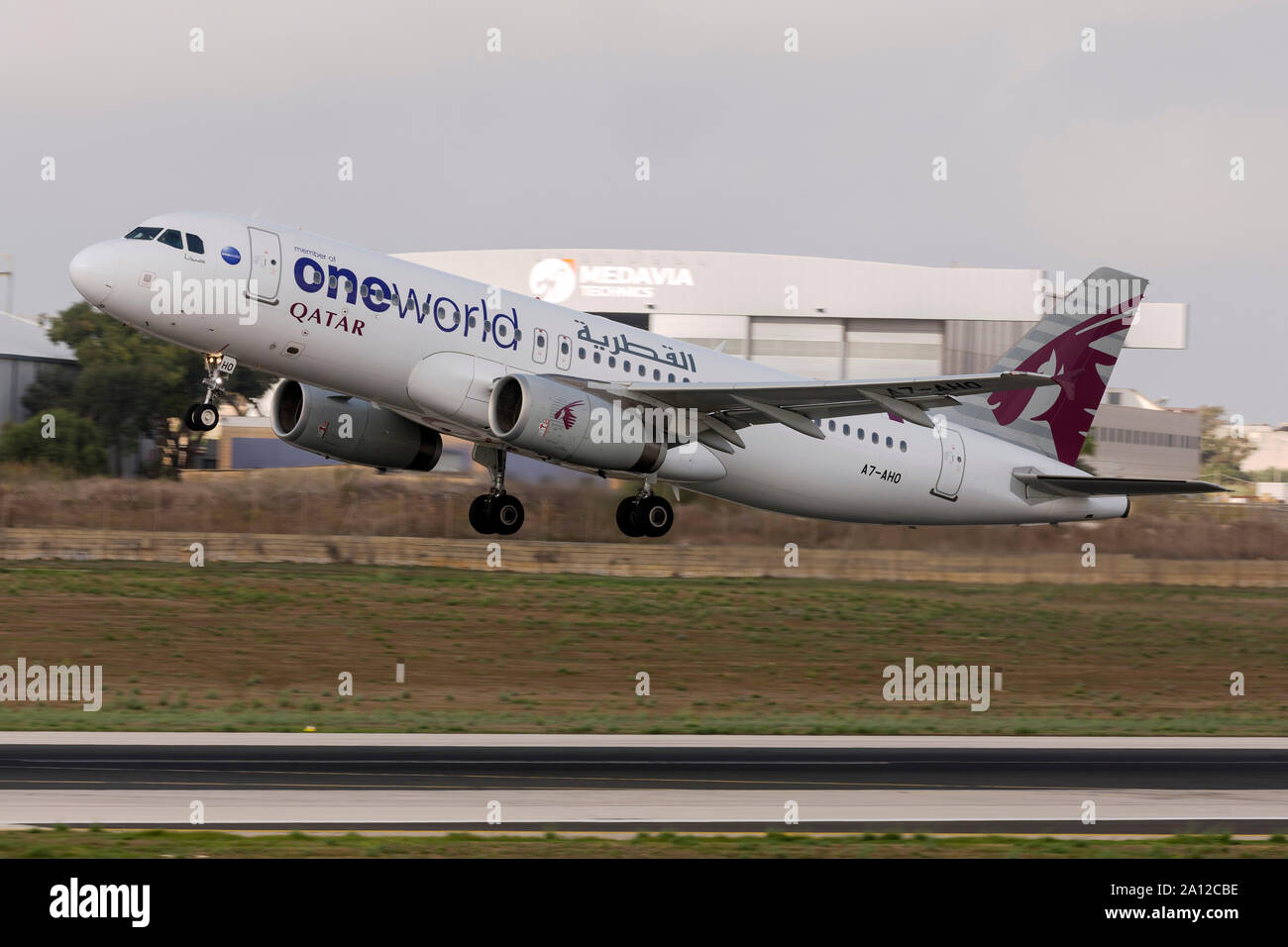 Oneworld (Qatar Airways) Airbus A320-232 (REG: A7-AHO) taking off to ...