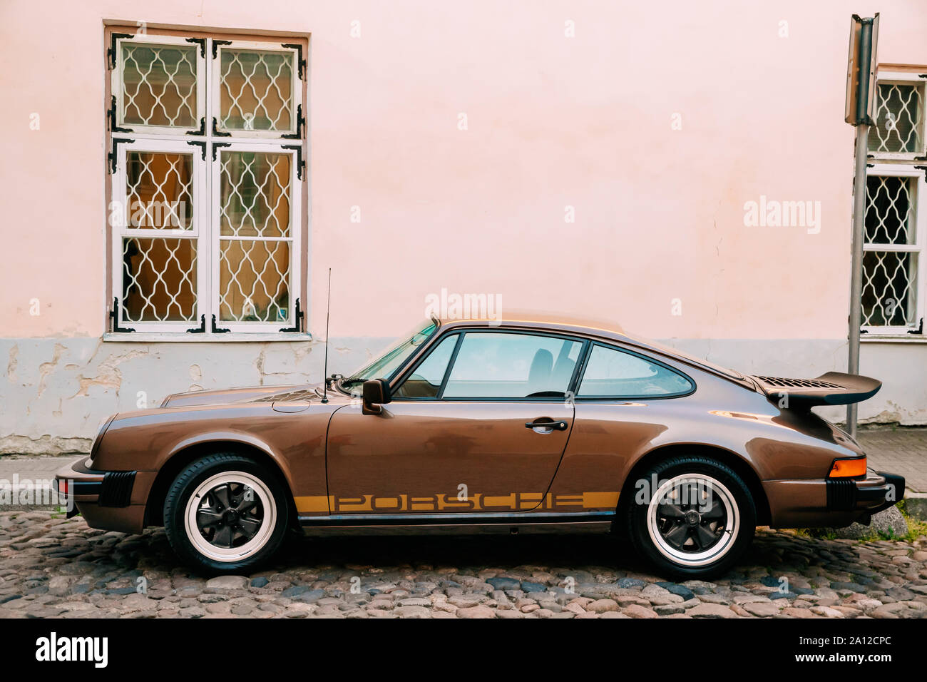 Porsche 911 side view hi-res stock photography and images - Alamy