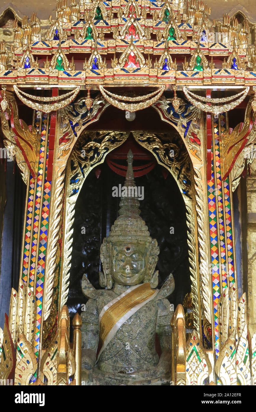 Bouddha. Le pilier Lak Muang. Autel. Simuang. Wat Simuong. Wat Si Muang ...