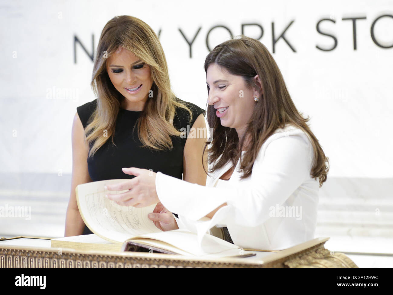 Trump ring bell stock exchange hi-res stock photography and images - Alamy