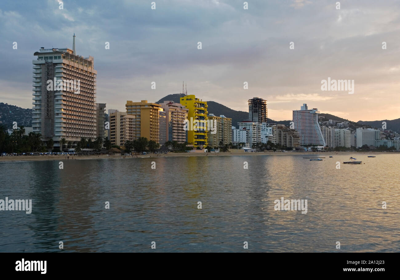 Acapulco mexico harbor hi-res stock photography and images - Alamy