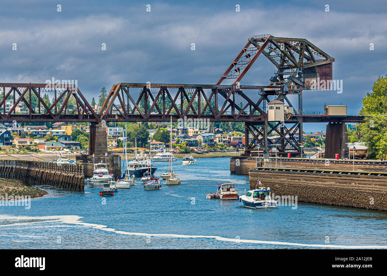 Boats under the bridge hi-res stock photography and images - Alamy