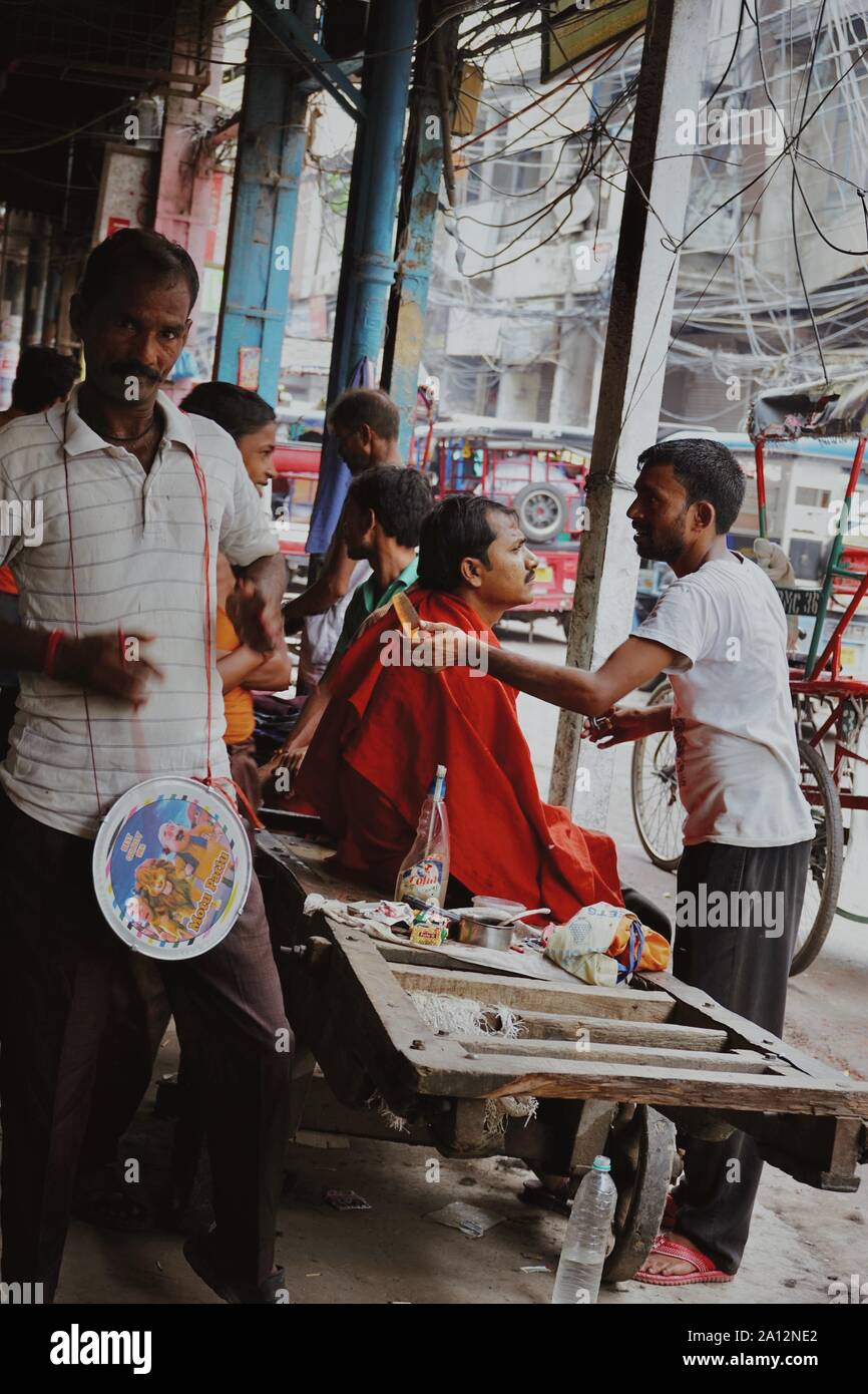 Street life haircut in New Delhi Stock Photo - Alamy