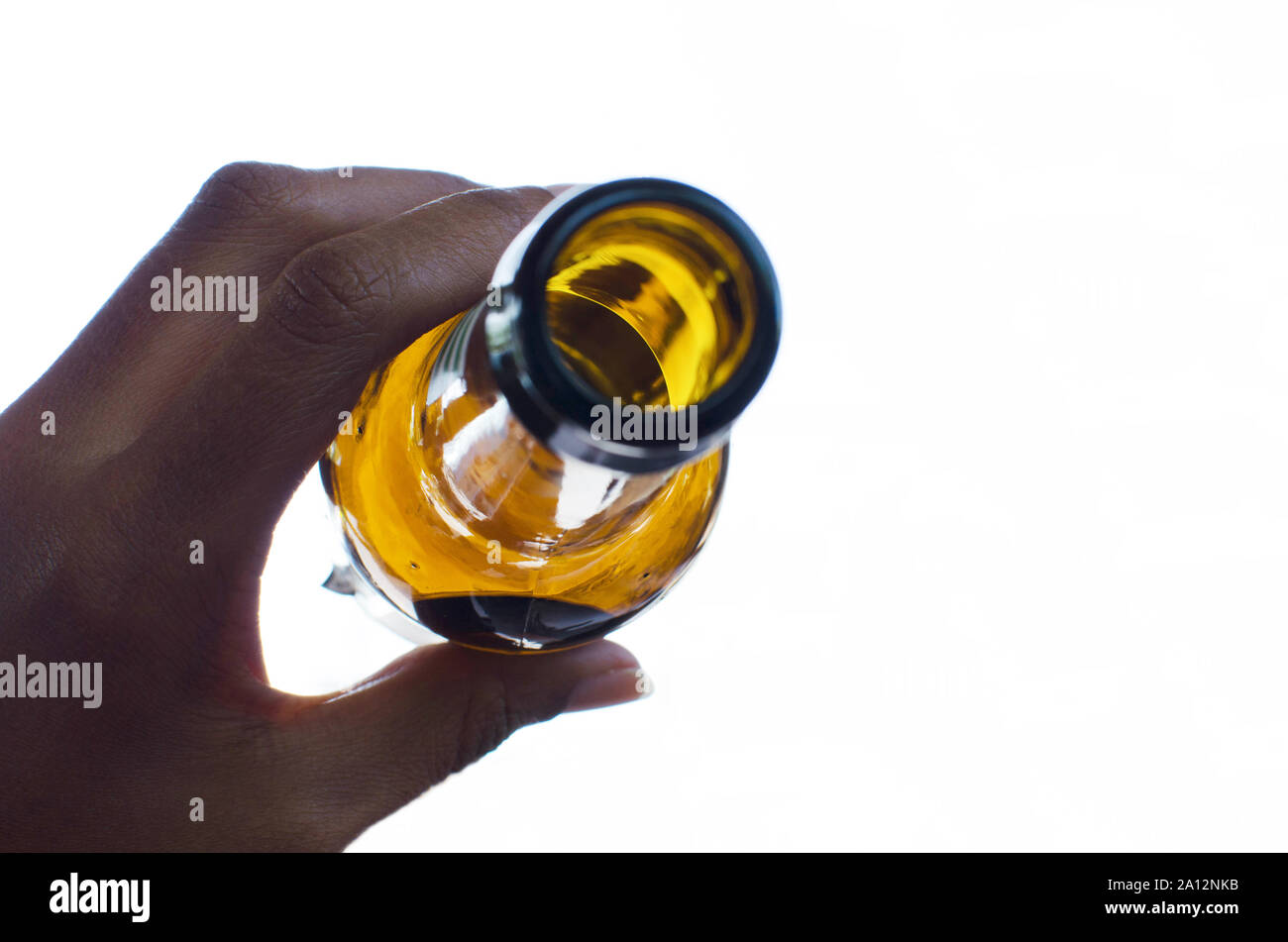 Woman hand holding beer hi-res stock photography and images - Alamy
