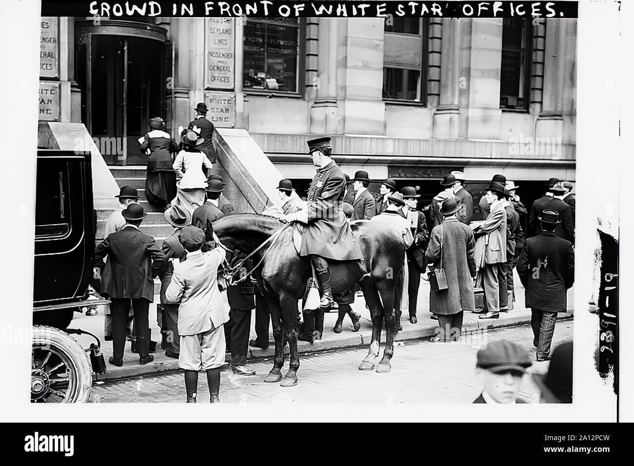 Outside the White Star Line office after the disaster of Titanic Stock ...