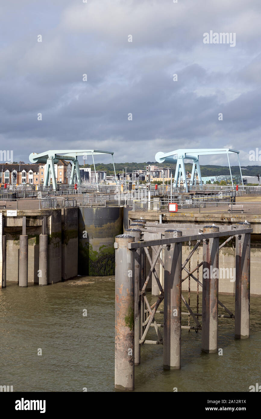 Cardiff bay coast hi-res stock photography and images - Alamy