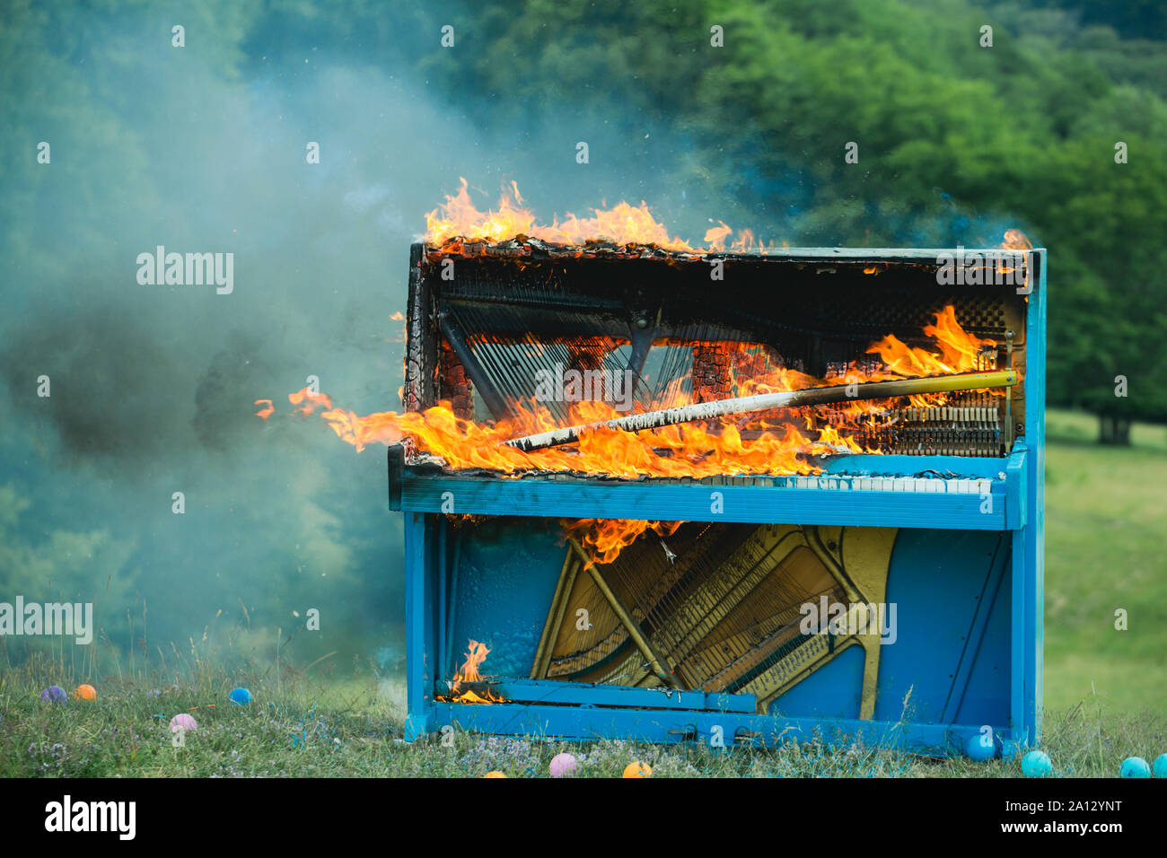 Burning piano piano fire hi-res stock photography and images - Alamy