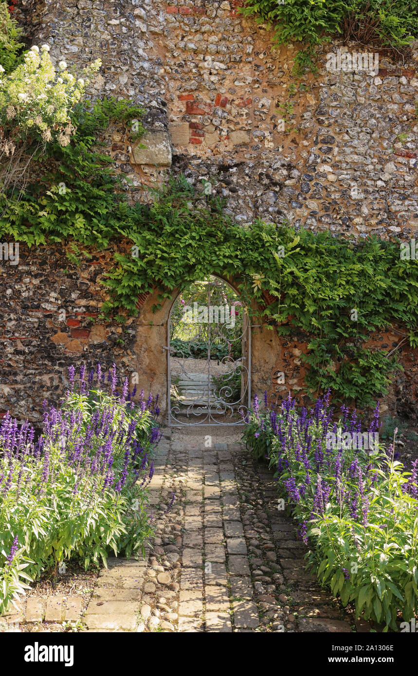 Walled garden medieval hi-res stock photography and images - Alamy