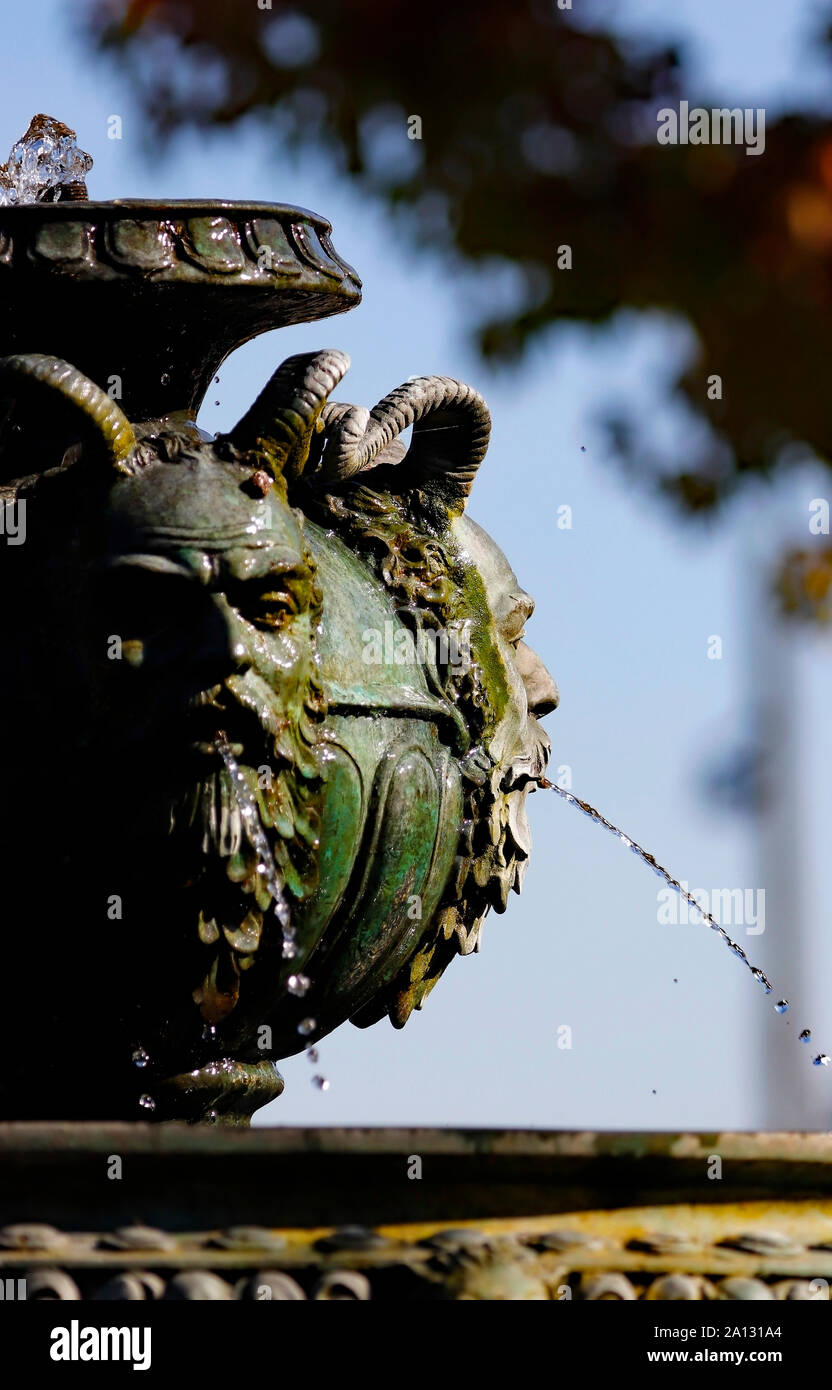 Ornate fountains hi-res stock photography and images - Alamy
