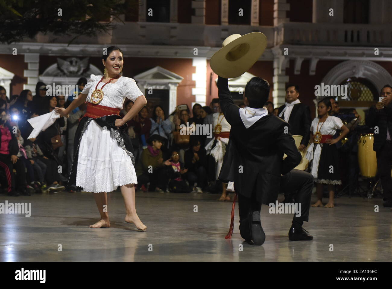 Marinera dancers peru hi-res stock photography and images - Alamy