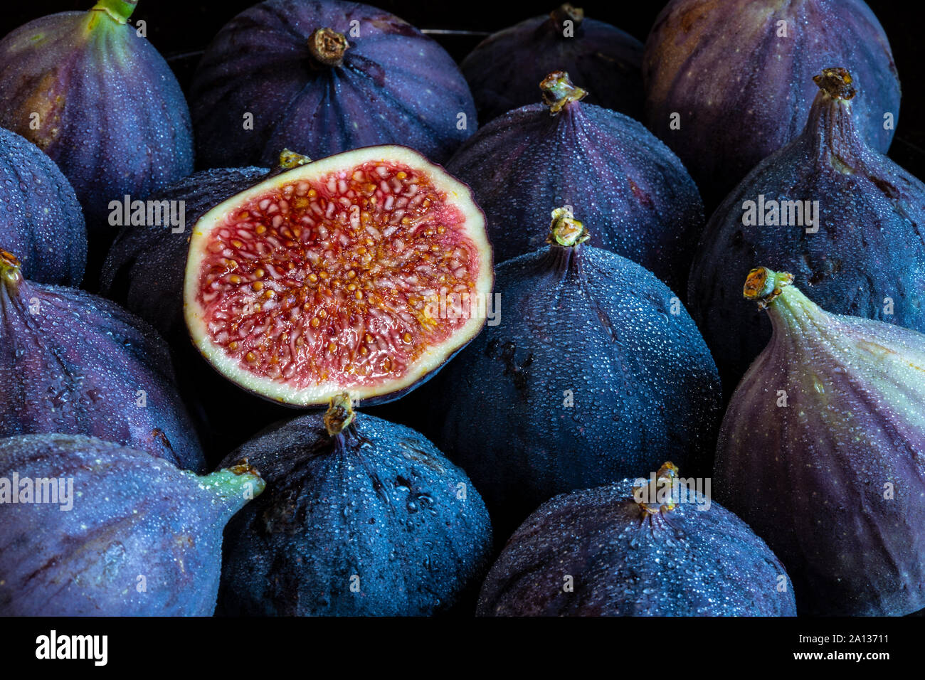 ficus fruits sliced and arranged Stock Photo - Alamy