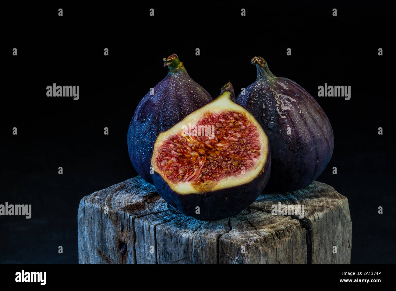 ficus fruits sliced and arranged Stock Photo - Alamy