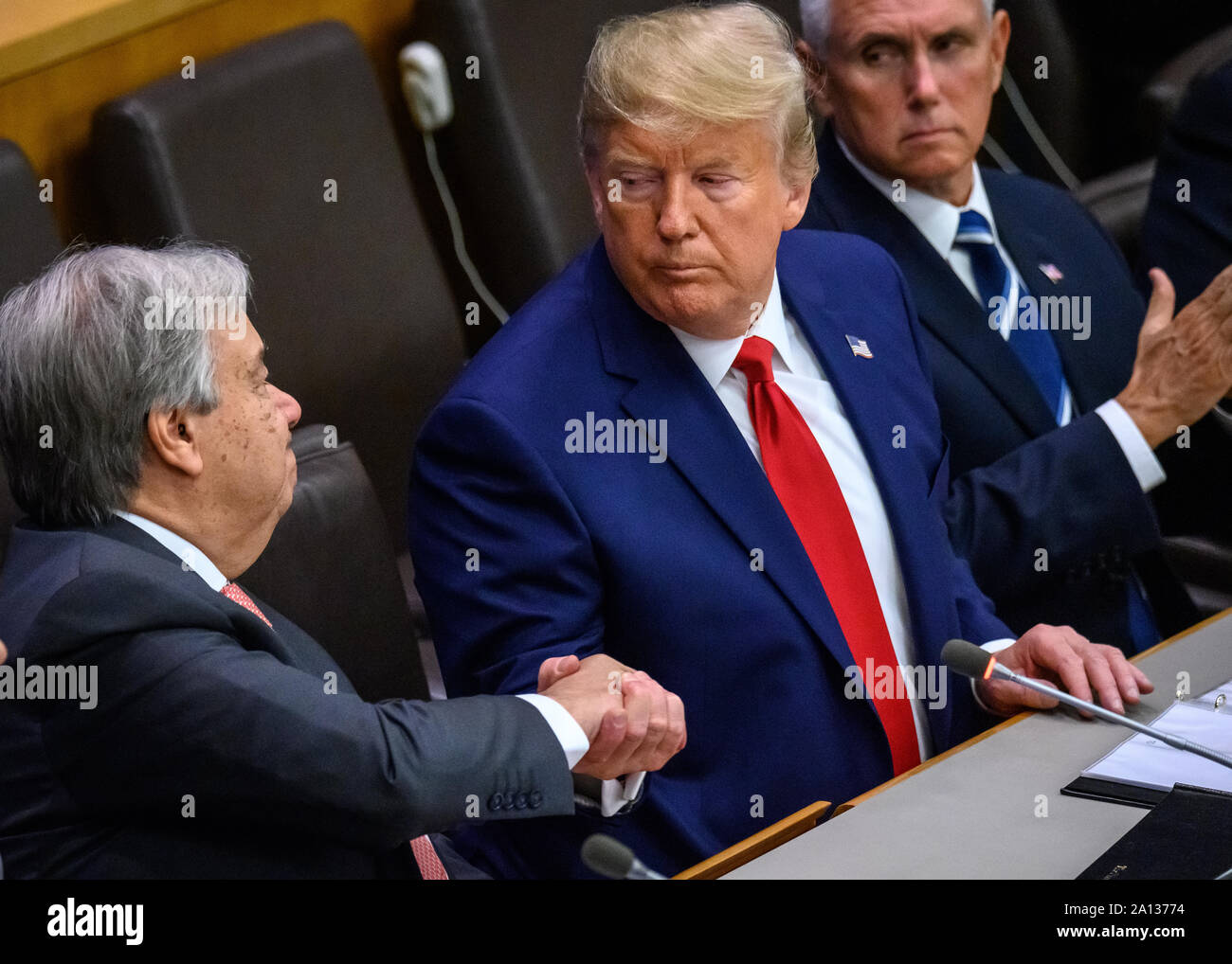 Trump clapping hands hi-res stock photography and images - Alamy