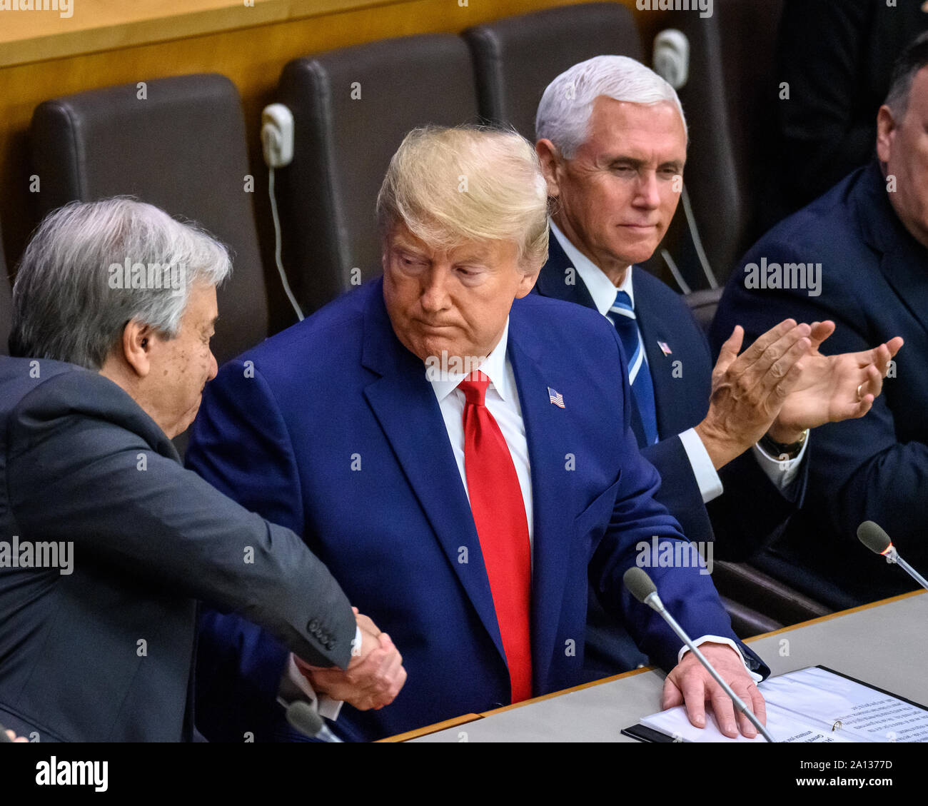 Trump clapping hands hi-res stock photography and images - Alamy