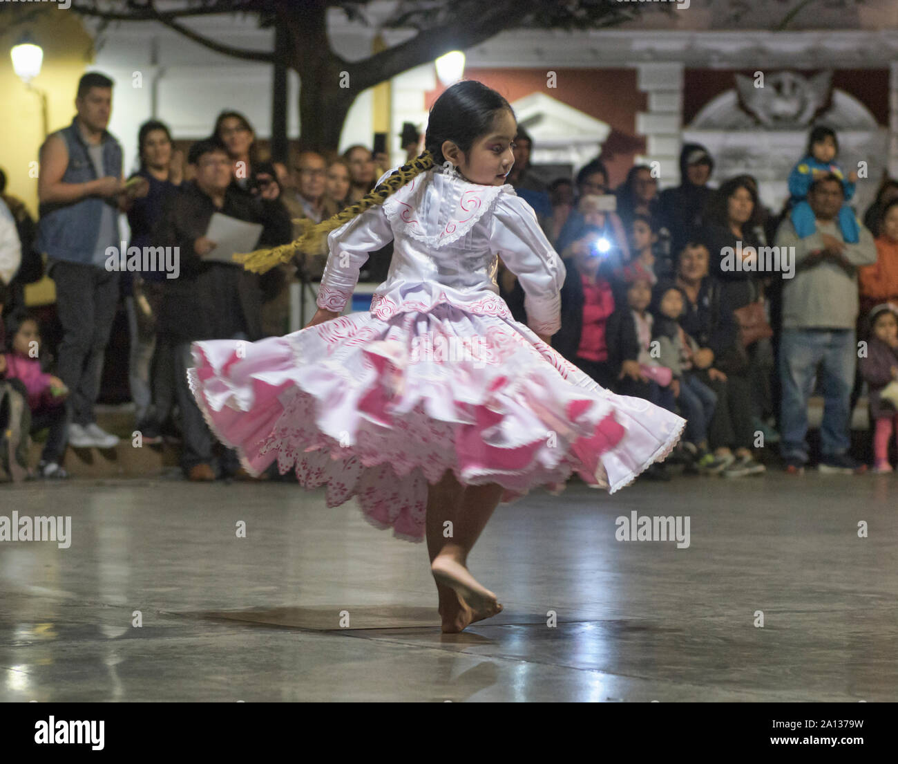 Peruvian girls in traditional dress hi-res stock photography and images ...