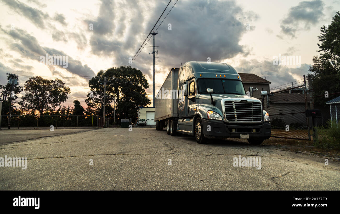 Freight truck industry. Volvo truck in Chicago Stock Photo - Alamy