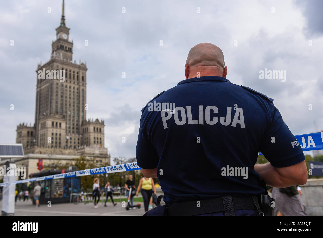 A police officer stands hi-res stock photography and images - Alamy